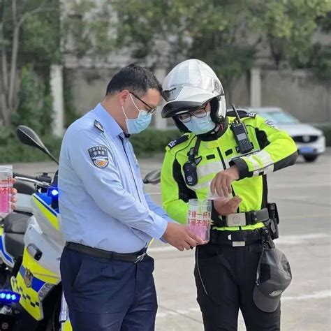 无锡公交集团中南分公司与市公安局交警支队梁溪大队联合开展“平稳一杯水 车厢不倒翁”专项安全活动行车驾驶员服务