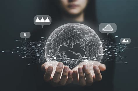 비즈니스 개념을 위한 전 세계 통신 기술 및 인터넷 비즈니스 월드를 들고 있는 여자 손 지구본에 대한 스톡 사진 및 기타 이미지 지구본 비즈니스 사람들 Istock