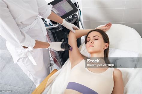 신체 피부를 개선하고 강화하기 위해 미용에서 여성의 손 피부와 겨드랑이를 위한 마이크로니들링 고주파 리프팅 겨드랑이 Rf 리프트 피부에 대한 스톡 사진 및 기타 이미지