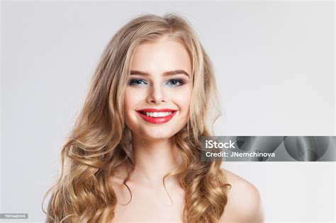 금발 곱슬 헤어스타일로 웃는 여자 빨간 입술 메이크업과 예쁜 소녀 가발에 대한 스톡 사진 및 기타 이미지 가발 금발 머리 긴 머리 Istock