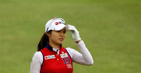 포토 갤러리 향해 인사하는 김지희