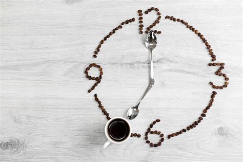 커피 곡물나무 배경에 시계의 형태로 접혀 대신 숫자 7 커피 한 잔 이는 커피를 마시는 시간이의미 모닝 커피 시간 개념에 대한