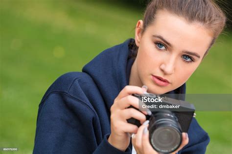 아름 다운 행복 한 여자 십 대 여성 젊은 여자 사진 작가 카메라와 함께 사진을 찍는 햇빛에 야외에서 귀여운에 대한 스톡 사진 및 기타 이미지 Istock