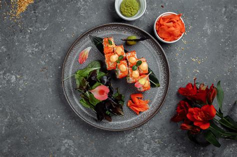 연어 참치 아보카도 로얄 새우 크림 치즈 필라델피아 캐비어 토비카 츄카와 스시 롤 초밥 메뉴 일본 음식 0명에 대한 스톡 사진 및 기타 이미지 Istock