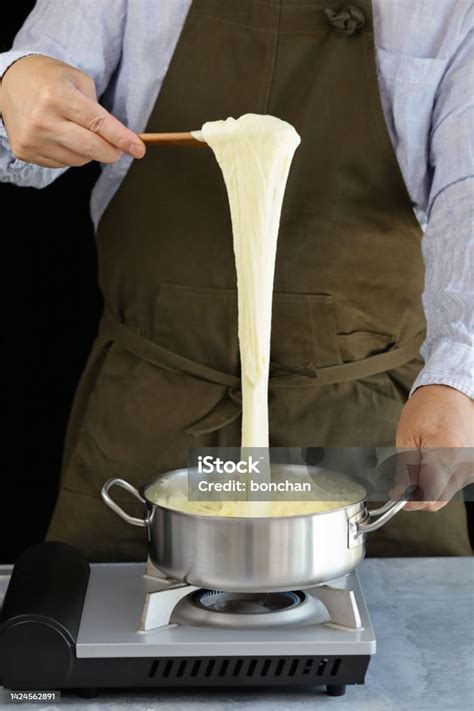 Pommes Aligot 치즈 와 으깬 감자 전통 프랑스 요리와 혼합 된 스트레치 요리 치즈에 대한 스톡 사진 및 기타 이미지 Istock