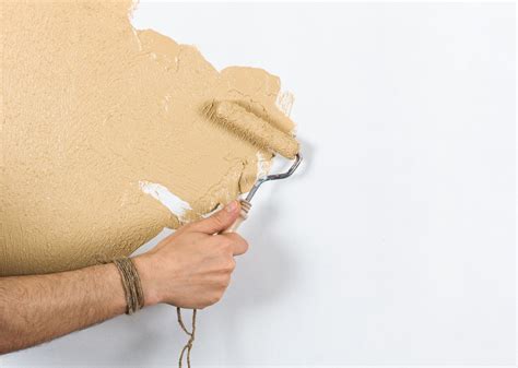 Загуститель для краски создает структуру обветренного камня.