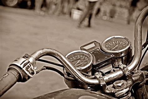 무료 이미지 늙은 육상 차량 검정색과 흰색 오토바이 사진술 자동차 디자인 금속 금관 악기 단색화 자전거 동력