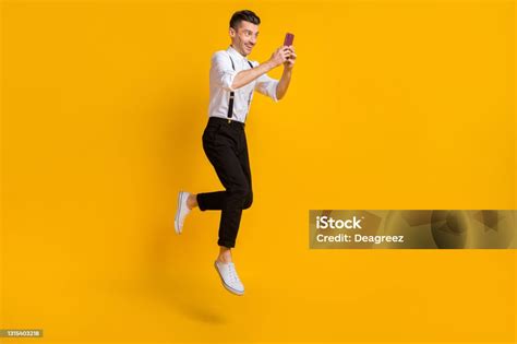 전체 길이의 몸 크기 보기 좋은 마른 쾌활한 남자 점프 장치를 사용하여 밝은 노란색 색상 배경을 통해 고립 된 탐색 남자에 대한 스톡 사진 및 기타 이미지 Istock