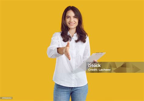 행복 쾌활 한 친절한 아름 다운 사업가 클립 보드 제공 악수 격리에 대한 스톡 사진 및 기타 이미지 격리 경영자 긍정적인 감정 표현 Istock