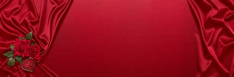 빨간 실크 장미와 마음에서 추상적 인 배경 드레이프 된 직물 질감 공간을 복사합니다 요소 디자인 발렌타인 데이 0명에 대한 스톡