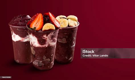 많은 브라질 냉동 아카이 베리 아이스크림 그릇의 세트는 보라색 여름 배경에 Diferent 재료와 함께 메뉴의 상단 보기 및 전면 보기입니다 아사이에 대한 스톡 사진 및