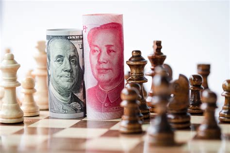 미국과 중국 사이 관세 무역 전쟁에 대 한 체스와 미국 달러와 위안 지폐는 두 국가가 가져 오기 및 내보내기 제품의 세금 장벽을 증가 하 여 전투 정부 및 비즈니스 가격에