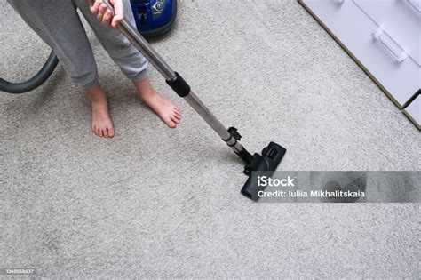 집에서 카펫을 진공 청소기로 청소하는 사람 진공 컨셉으로 양탄자를 청소하는 사람 가사 집안일에 대한 스톡 사진 및 기타 이미지 가사 집안일 가정 생활 가정 주부