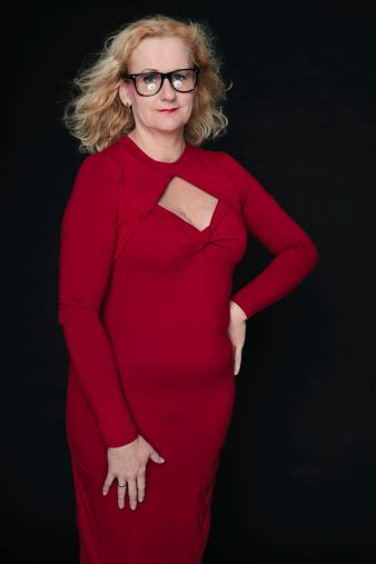 스튜디오 세로는 욕조에서 편안하게 거품 목욕 중인 금발 머리 여자의 레드 예복을 입고 있습니다 개성 개념에 대한 스톡 사진 및 기타 이미지 Istock