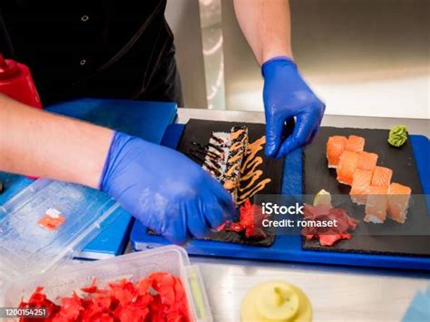 레스토랑 주방에서 초밥과 롤을 만드는 과정 요리사는 칼로 손을 고추냉이에 대한 스톡 사진 및 기타 이미지 고추냉이 김