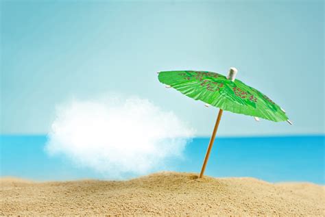 모래 위에 비치 우산 양식에 일치시키는 골판지 해변 백그라운드에서 칵테일을 위한 종이 우산 해변에서 하얀 구름이 일광욕을 합니다 0명에 대한 스톡 사진 및 기타 이미지