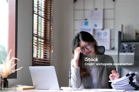 사무실에서 진지한 감정으로 열심히 일하는 아시아 여성 열심히 일하는 여성 경기 침체에 대한 스톡 사진 및 기타 이미지 경기 침체 과로 금융 Istock