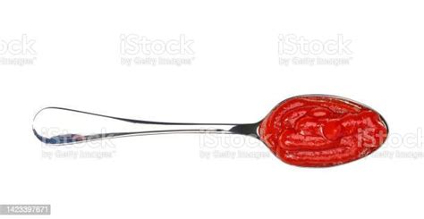 흰색 배경에 고립 된 작은 금속 숟가락에있는 토마토 케첩 상단보기 건강한 식생활에 대한 스톡 사진 및 기타 이미지 건강한 식생활 그레이비 보트 그릇 Istock