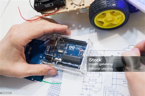 Pembuatan Robotika Dengan Mikrokontroler Arduino Uno Foto Stok Unduh Gambar Sekarang Istock