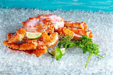 큰 빨간 캄차카 게 얼음에 거짓말 발톱 체리 레몬과 라임의 조각은 둥근 슬라이스 주위에 거짓말 신선한 허브와 함께 빛 상단 측면보기 주위 Washoku에 대한 스톡 사진 및