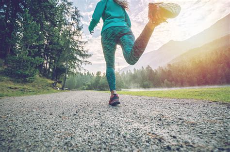 야외에서 조깅 하는 스포티 한 젊은 여자 트레일 실행 경험 사람들은 몸 의식이 있고 히스 생활 개념 건강한 생활방식에 대한 스톡 사진 및 기타 이미지 Istock