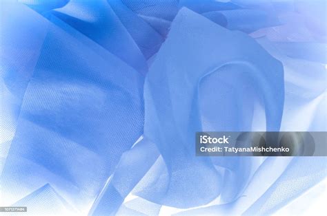 텍스처 배경 실크 직물의 질감은 파란색 실크 직물은 투명 합니다 직물 또는 액체 파도 그림 물결 주름 실크 새틴 질감 또는 벨벳 소재의 고급 스러운 블루 곡선에 대한 스톡