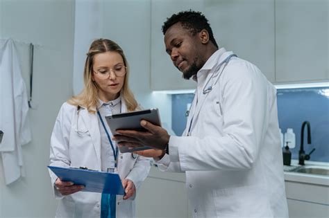 두 명의 의사가 환자의 의료 문서와 검사 결과를 교환하여 최상의 치료 솔루션을 찾습니다 2명에 대한 스톡 사진 및 기타 이미지 2명 30 34세 35 39세 Istock