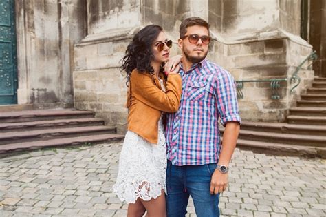 Joven Pareja De Enamorados Posando En El Casco Antiguo Foto Gratis