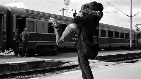 Картинки девушка парень любов обятья пара встреча вокзал поезд паравоз перон ножки жд