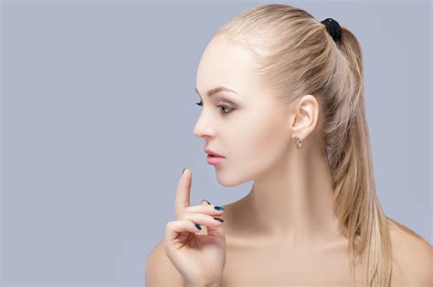 회색 바탕에 파란 눈을 가진 아름 다운 젊은 금발 여자의 초상화 깨끗 한 피부를 가진 여자 개념에 대한 스톡 사진 및 기타 이미지 Istock