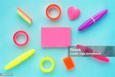 마커 지청 멀티 컬러 접착제 테이프 분홍색 색상과 그 주위에 문구의 스티커 평면 레이아웃 파란색 배경의 상단 보기입니다 교육에 대한 스톡 사진 및 기타 이미지 Istock