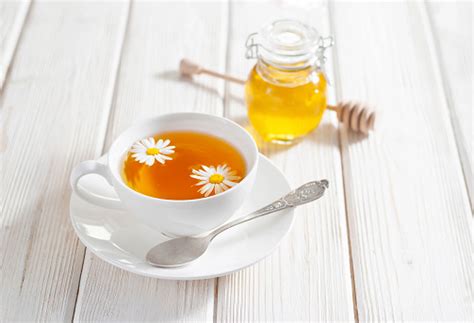 하얀 나무 배경에 카모마일 꽃과 꿀을 곁들인 허브 티 화이트 컵 천연 대체 의학 건강관리와 의술에 대한 스톡 사진 및 기타 이미지 건강관리와 의술 건강한 식생활 꽃