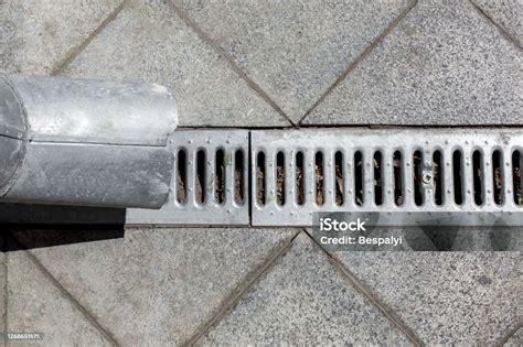 사각 타일 상단 보기에서 돌 화강암 보도의 배경에 빗물의 배수에 대한 배수 창염배수관 엔지니어링 구조 0명에 대한 스톡 사진 및 기타 이미지 Istock