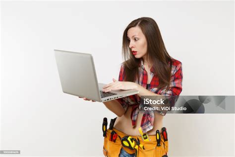 격자 무늬 셔츠 데님 반바지 젊은 예쁜 핸디 여자 사용자 키트 도구 흰색 배경에 고립 된 노트북 Pc 컴퓨터에서 작업 하는