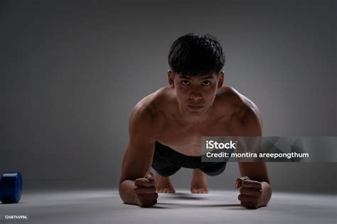 피트니스에서 남자 운동 에 훈련 Equipmet 아령과 판자 운동을 사용 하 여 체육관에서 몸을 따뜻하게 러닝머신에 대한 스톡