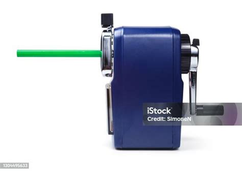 흰색 배경에 고립 된 녹색 연필로 회전 연필 깎기 클리핑 경로 포함 연필깎이에 대한 스톡 사진 및 기타 이미지 연필깎이