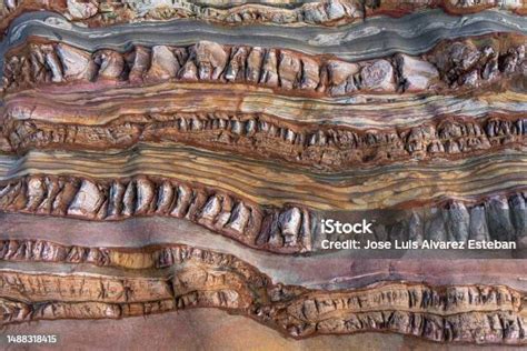 스페인 북부 아스투리아스의 침묵 해변 에있는 다채로운 암석의 자연 암석 질감 0명에 대한 스톡 사진 및 기타 이미지 Istock