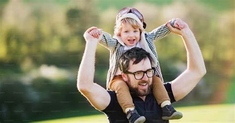 어린 아들과 함께 푸른 햇살이 내리쬐는 봄 자연 속에서 즐거운 시간을 보내는 아버지 사진 Unsplash의 안경 이미지