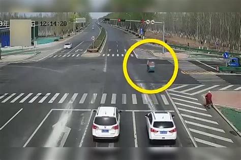 监控：作死三轮车任性闯红灯，以为别人都会让他，终究无法幸免三轮车都会监控