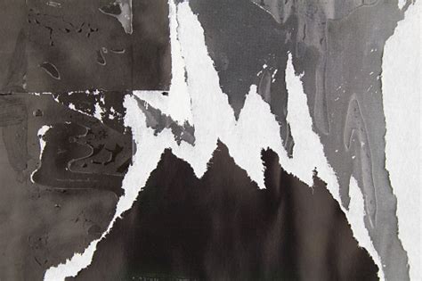 더러운 접착제 자국과 얼룩이있는 검은 색과 회색 찢어진 잡지 용지 추상적 배경입니다 잡지에 대한 스톡 사진 및 기타 이미지 잡지 찢겨진 질감 Istock