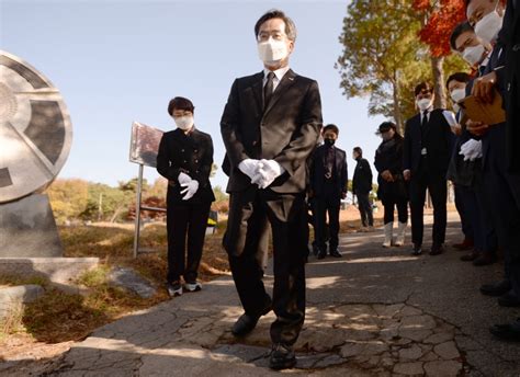 5 18 묘지서 전두환 비석 밟고 선 김동연 “광주 정신 이어받겠다” 민중의소리