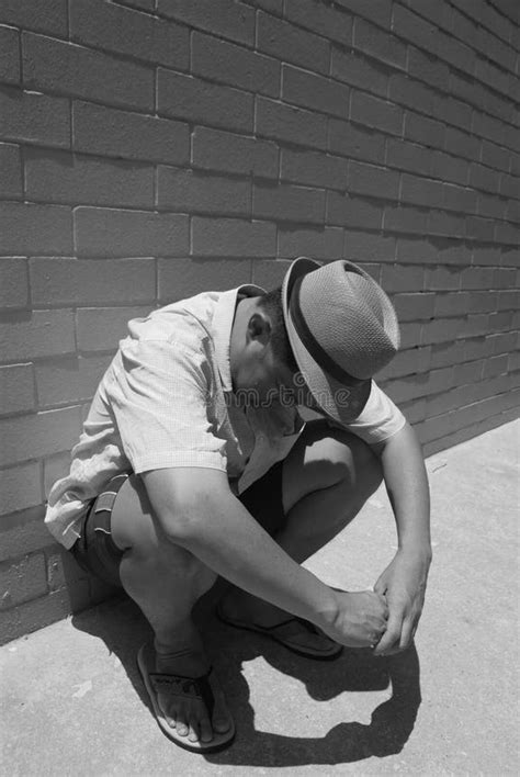 человек сидя на корточках стоковое изображение изображение насчитывающей наведенное 13314199