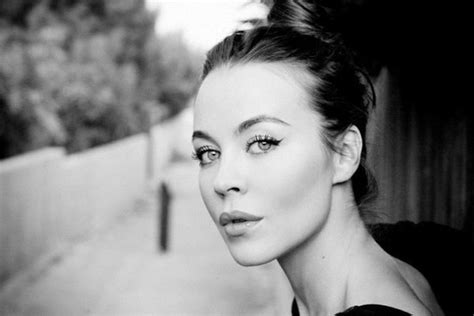 Eсли девушка ходит не накрашенная значит у нее есть парень и он ее действительно любит это