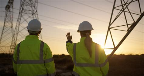 전기 검사 및 타워 점검을 위한 일몰이 있는 발전소의 팀워크 전기 엔지니어 및 건설 에너지 분배 및 유지보수를 위한 엔지니어링 후방 시야 및 협업 25 29세에 대한 스톡