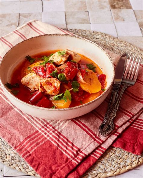 Пилешка яхния с чушки и моркови Щипка смях и лъжица любов