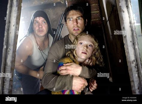 War Of The Worlds Tim Robbins Tom Cruise Dakota Fanning 2005 C Paramountcourtesy Everett