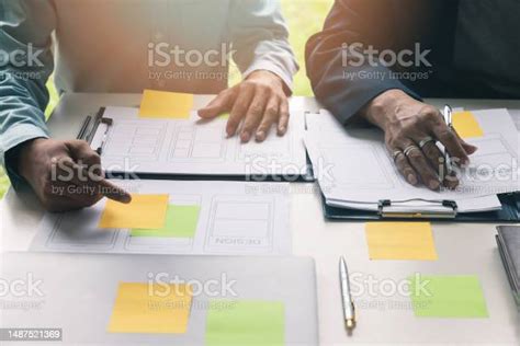 스마트 폰 응용 프로그램 레이아웃 프로토 타입 프로젝트에 설계 Ux 또는 Ui 디자이너 2명에 대한 스톡 사진 및 기타 이미지