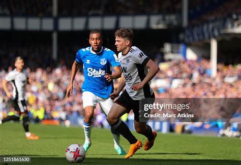 Alexander Iwobi Of Everton In Action With Daniel James Of Fulham News Photo Getty Images