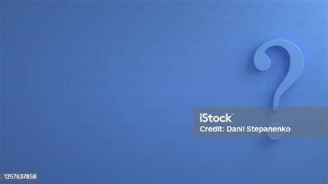 파란색 벽 배경에 서 있는 격리된 파란색 물음표의 3d 렌더링입니다 개념 이미지입니다 복사 공간에 대한 빈 배경 설문지에 대한 스톡 사진 및 기타 이미지 Istock