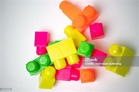 어린이를위한 장난감은 발달 기술을 연습하기 위해 다양한 색상의 플라스틱으로 만들어집니다 0명에 대한 스톡 사진 및 기타 이미지 0명 개념 개념 기호 Istock